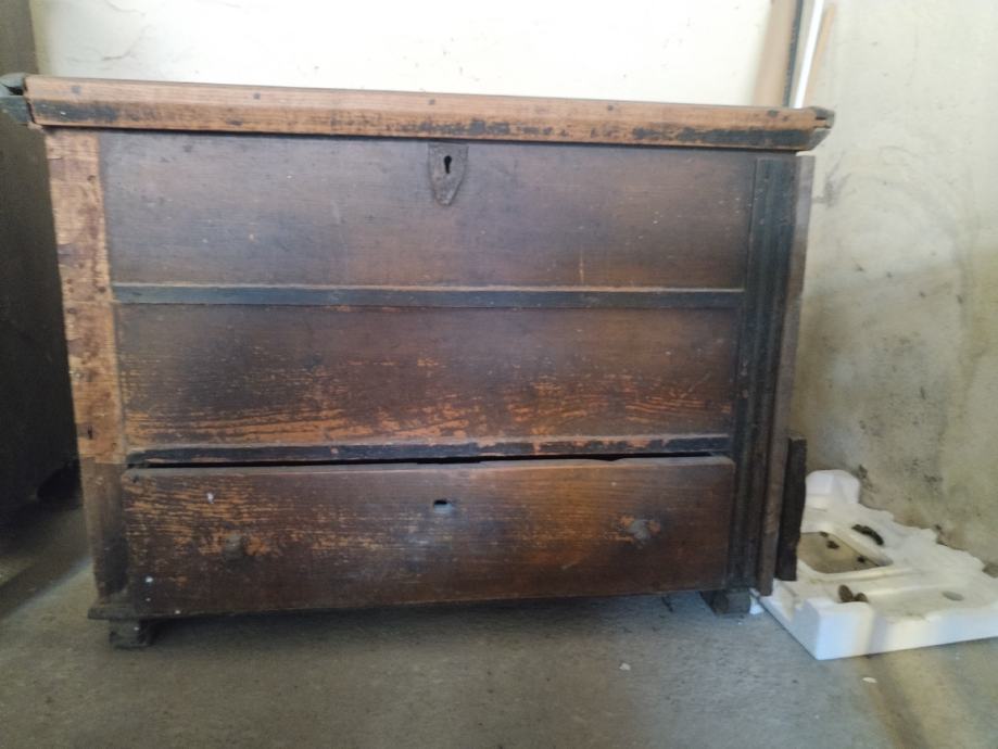 Stari sanduk s ladicom