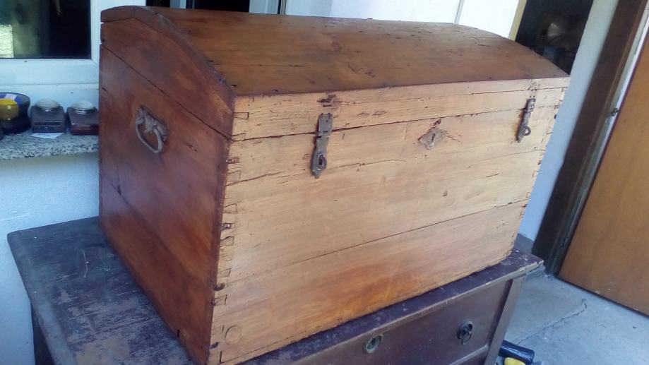 Stari sanduk ( škrinja )