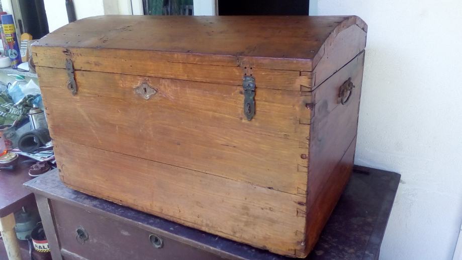 Stari sanduk ( škrinja )