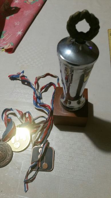 stari sportski pehar iz bivse yu plus medalje