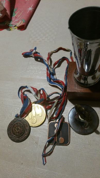 stari sportski pehar iz bivse yu plus medalje