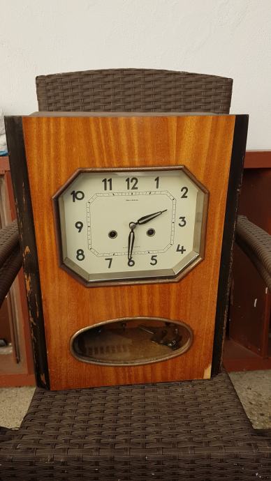 Stari zidni sat na navijanje