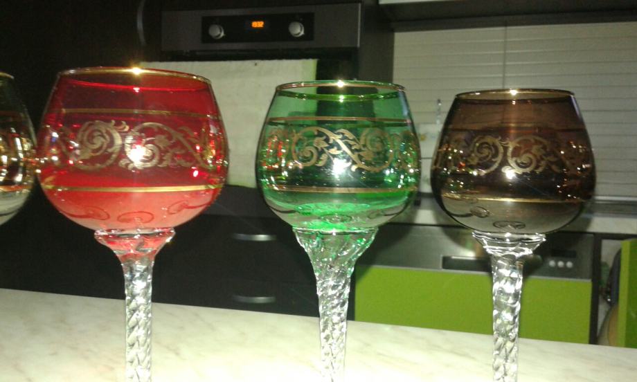 starinske staklene čaše u boji