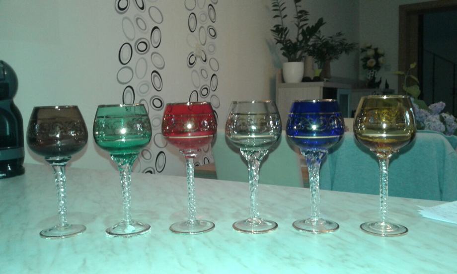 starinske staklene čaše u boji