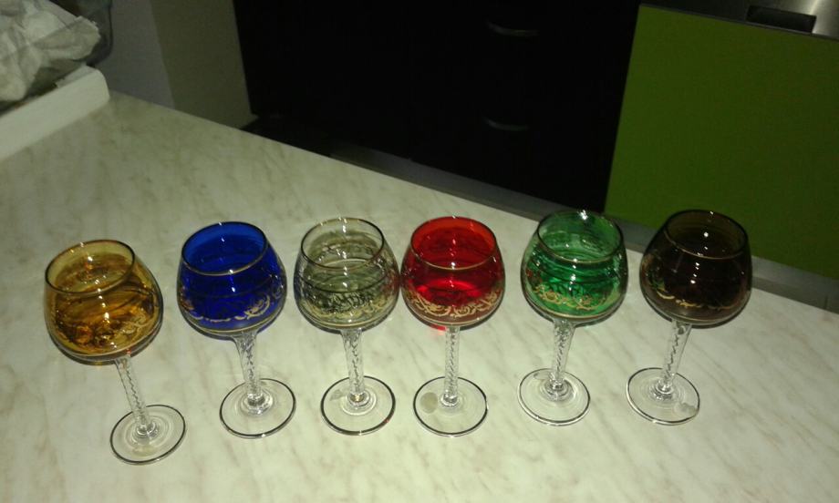 starinske staklene čaše u boji