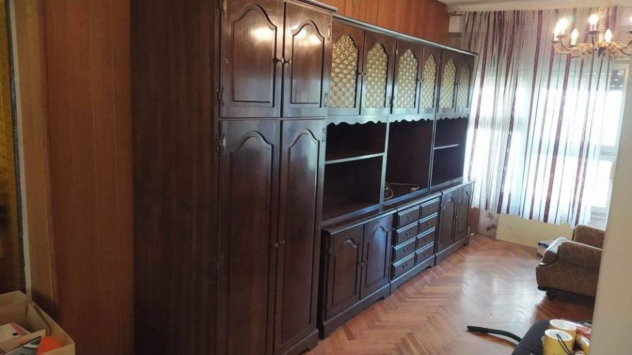 Starinski ormar i vitrina
