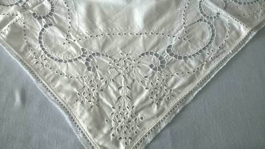 Starinski šlingani stolnjak