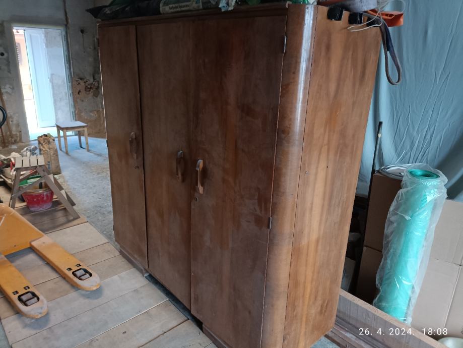 Starinski trokrilni ormar