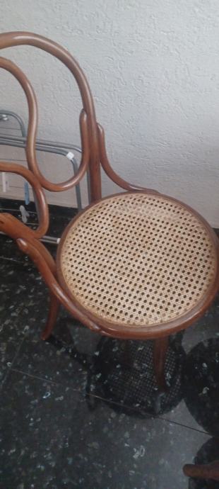 Stolić i 2 thonet stolice