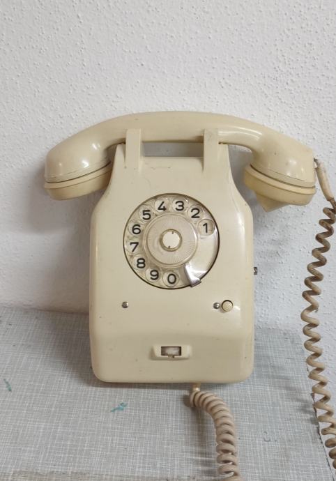 Vintage zidni telefon s okretnim brojčanikom, iz 70-ih g.