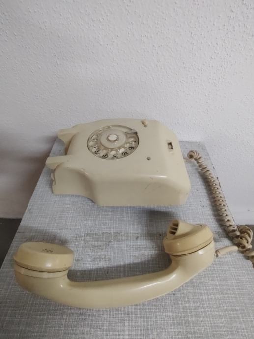 Vintage zidni telefon s okretnim brojčanikom, iz 70-ih g.