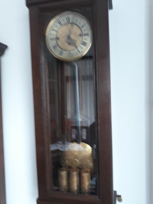 Zidni stari sat s tri tega