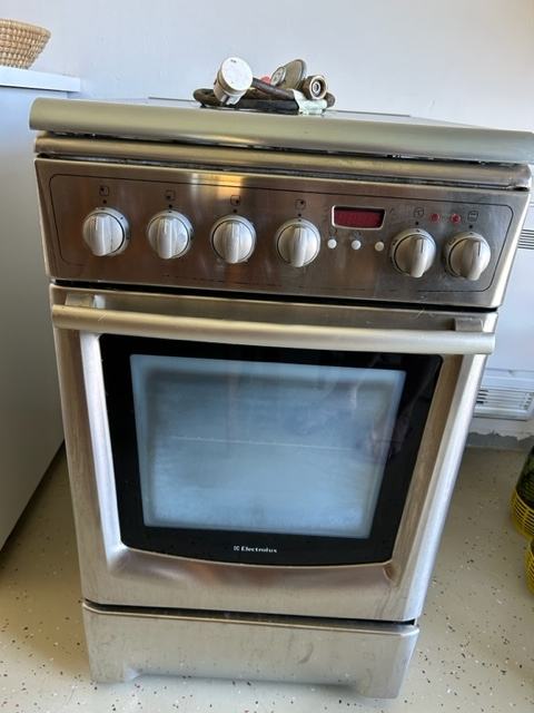 PRODAJEM ŠTEDNJAK ELETROLUX S PEĆNICOM ŠIRINE 50 CM, INOX BOJA