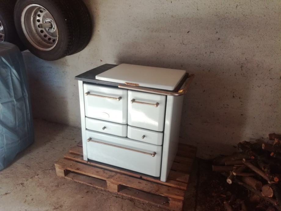 Sporet na drva plamen