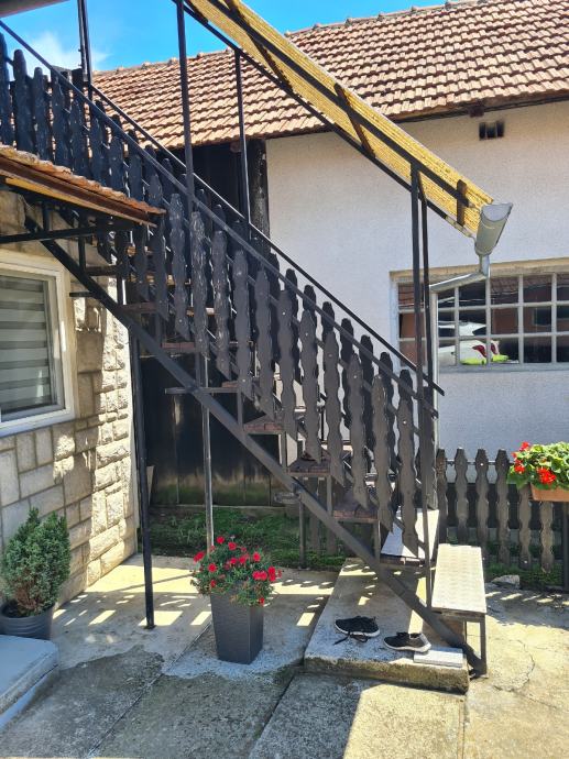 Stepenice sa ogradom