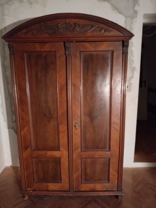 Antikni drveni ormar, krevet, noćni ormarić i 4 stolice