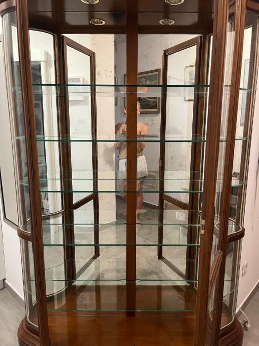 Antikni drveni ormar