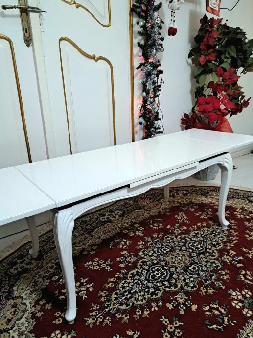 Bijeli stilski stol na razvlacenje