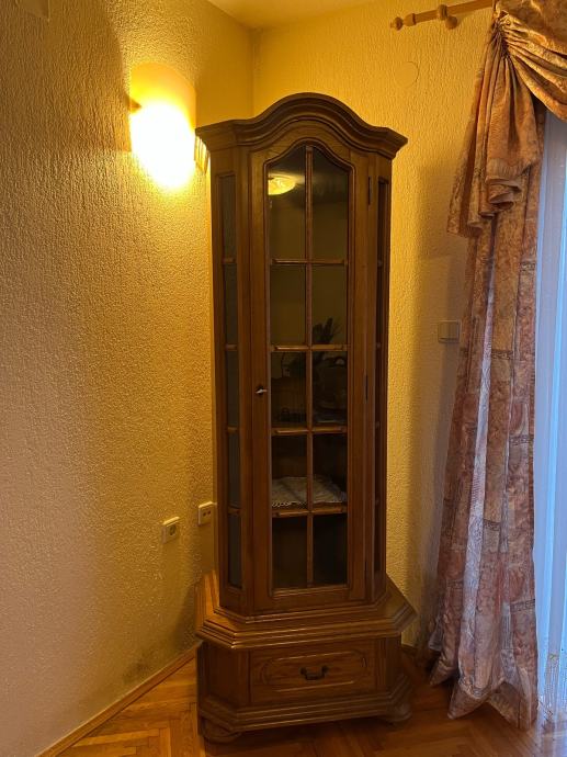 DRVENA VITRINA - hrast