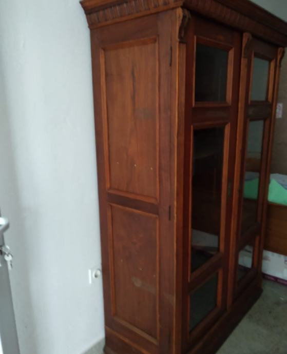 Dva starinska ormara