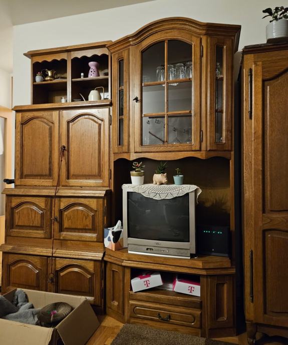 Vitrina + ormari (hrast)