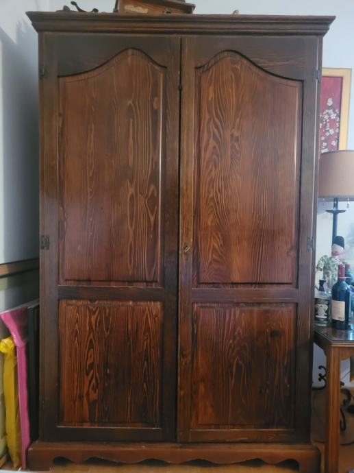 Prekrasan stari ormar