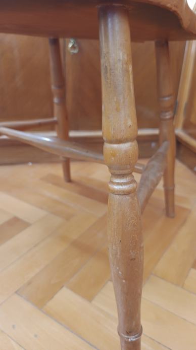 Ručno rađene drvene stolice