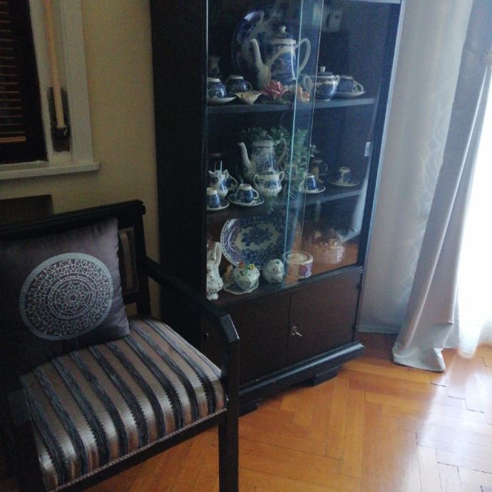 Secesijska vitrina, crna