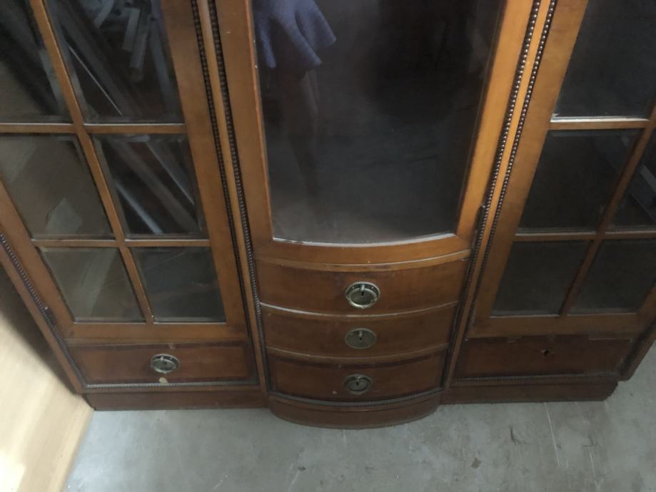 Staklena vitrina / ormar