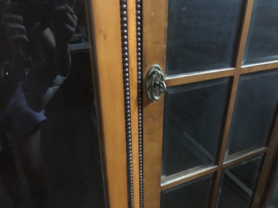 Staklena vitrina / ormar