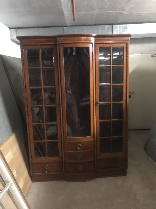 Staklena vitrina / ormar