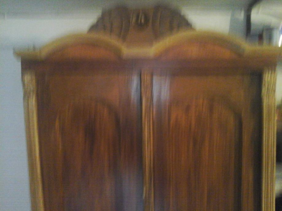 stari drveni ormar s krunom