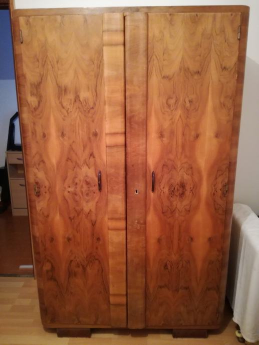 Stilski namještaj, ormar, dva noćna ormarića i komoda sa ogledalom