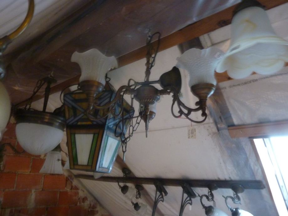 Razne ukrasne lampe- stolne, zidne i lusteri - vrlo povoljno