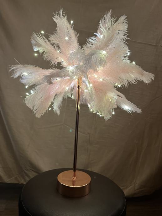 Romantična stolna lampa s perjem