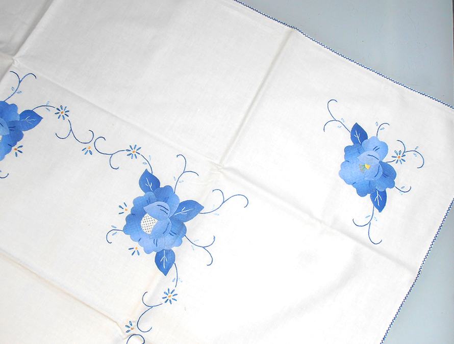 BIJELI VEZENI STOLNJAK 90 x 90