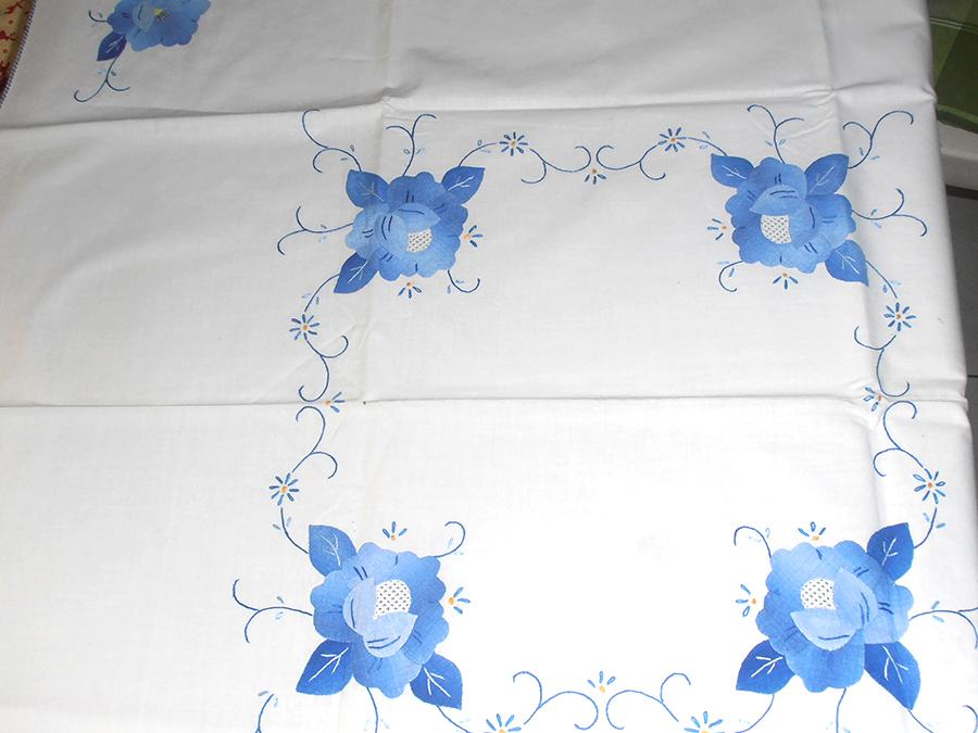 BIJELI VEZENI STOLNJAK 90 x 90