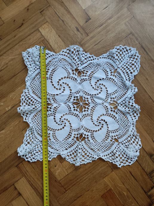 Heklani stolnjak, set od 7 heklanih stolnjaka različitih dimenzija