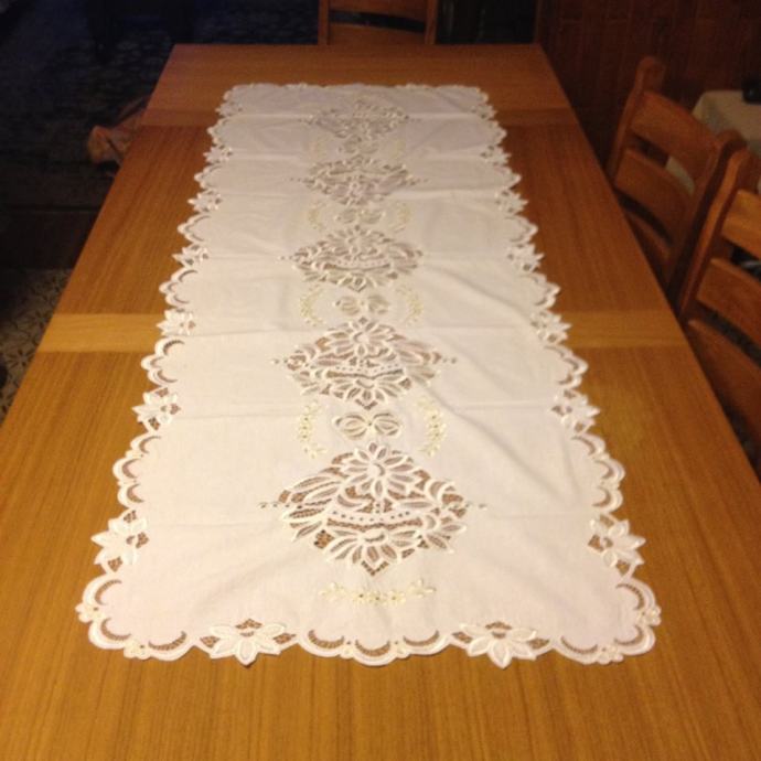 Šlingani stolnjaci , nadstolnjaci, tabletići , narodne nošnje