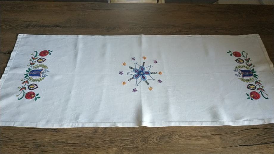 Stolnjak ručno vezeni