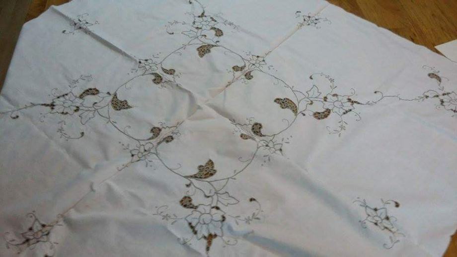 stolnjak rucno vezeni