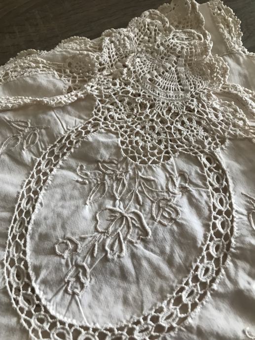 Stolnjak pamučni sa vezom