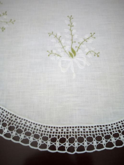 Stolnjak vezeni, motiv đurđice