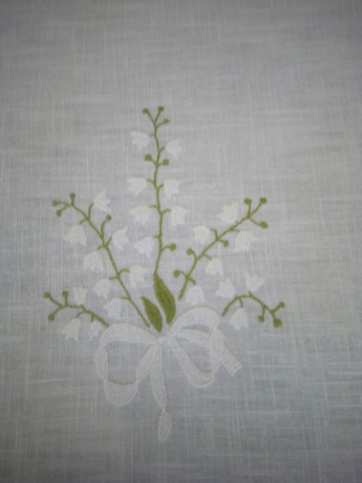 Stolnjak vezeni, motiv đurđice