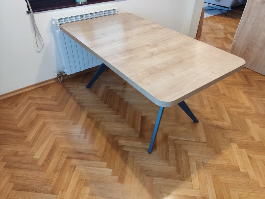 Blagovaonski stol Davos