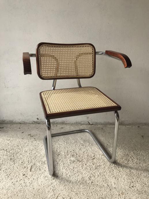 Cesca stolica s rukonaslonima