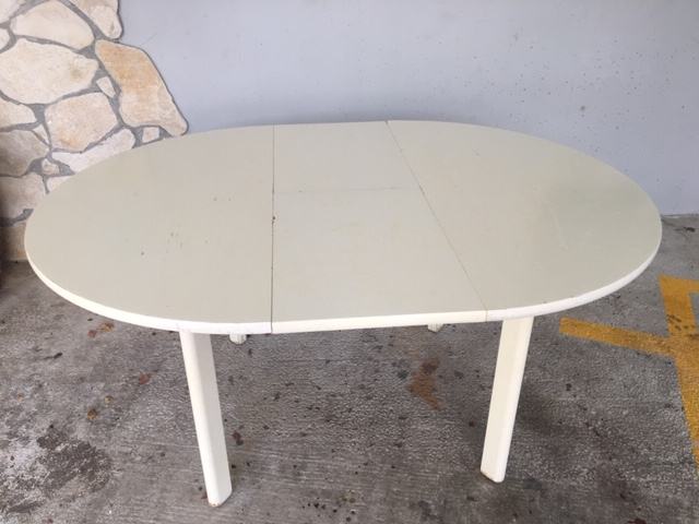 DRVENI OKRUGLI STOL NA RAZVLAČENJE