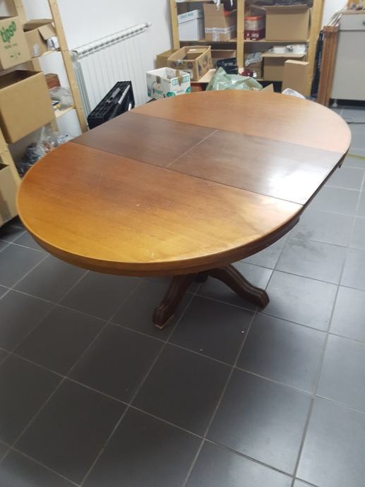 Drveni okrugli stol na razvlačenje