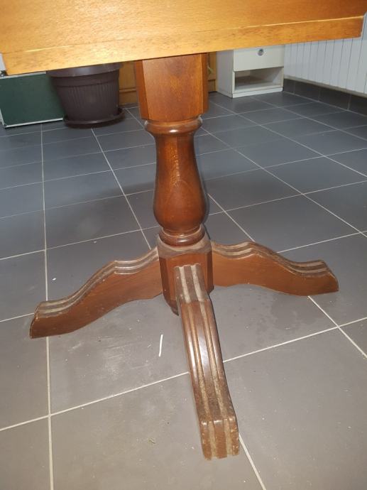 Drveni okrugli stol na razvlačenje