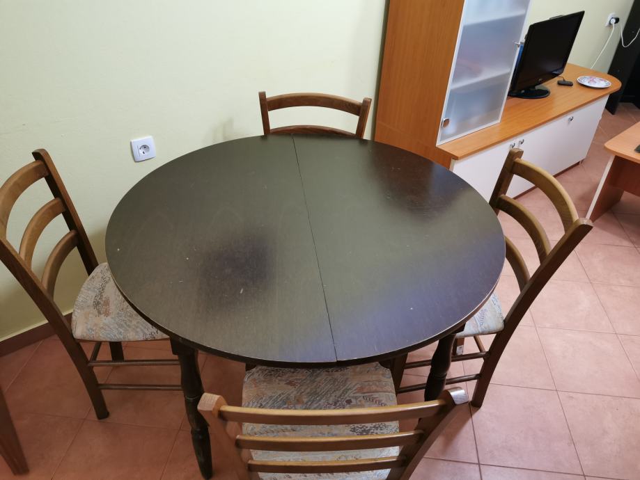 Drveni stol sa 4 stolice